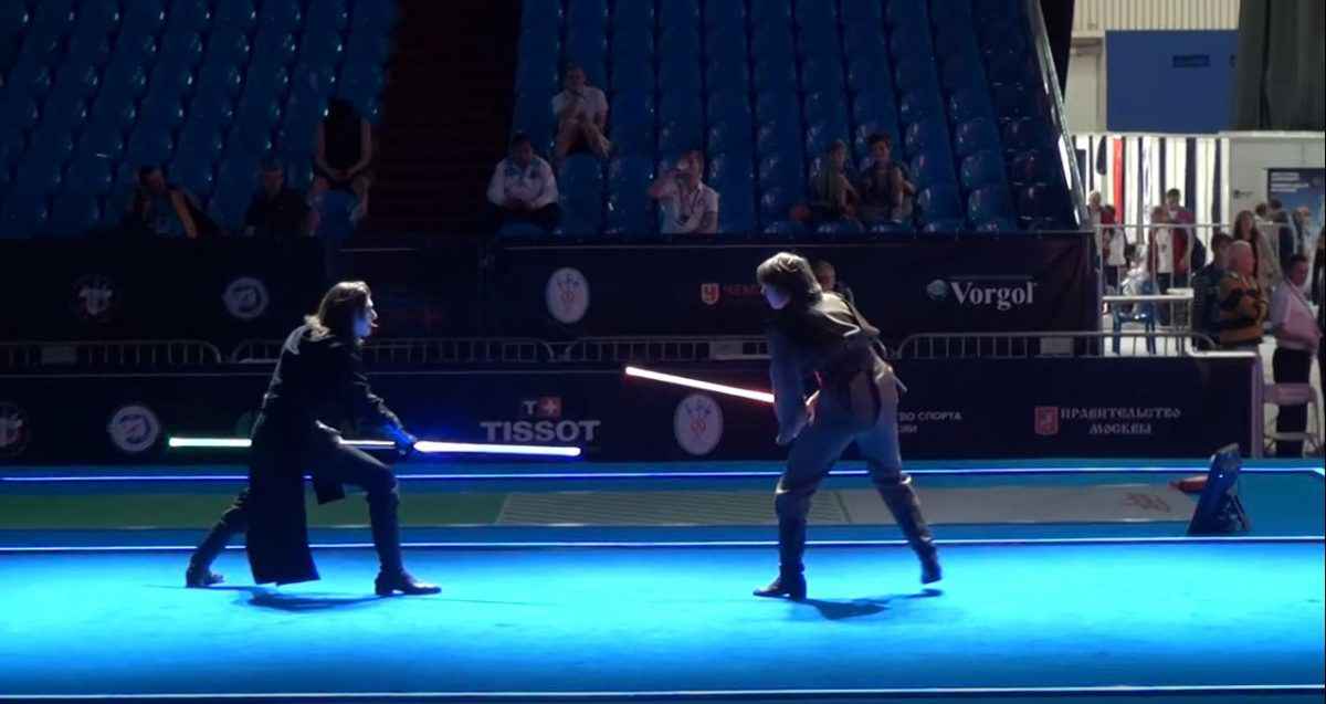 Une démonstration de combat au sabre laser