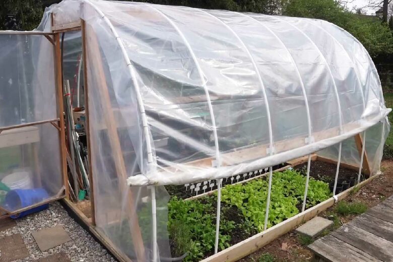 Il partage un tutoriel génial pour fabriquer une petite serre de jardin avec des tubes en PVC ...